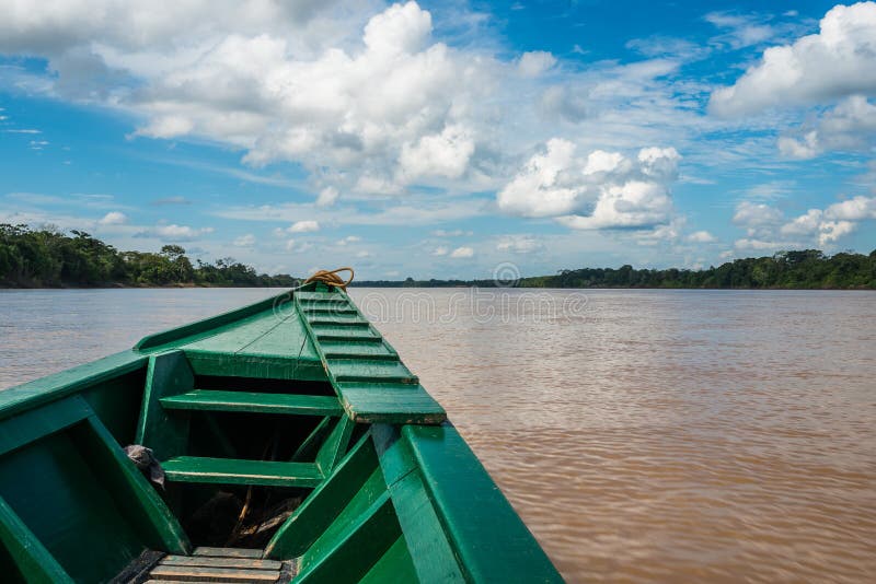 Barco No Rio Na Selva Peruana Das Amazonas Em Madre De Dios Imagem de ...