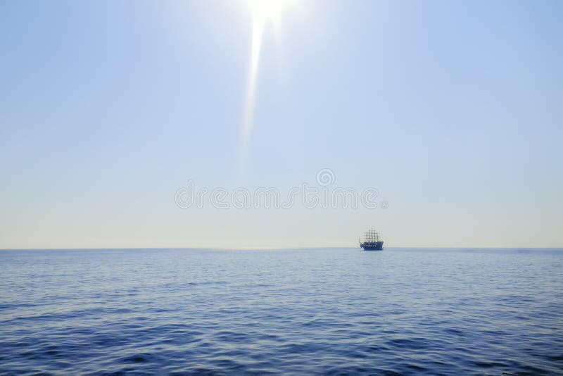 Barco Pirata En El Mar Azul Abierto Imagen de archivo - Imagen de arena ...