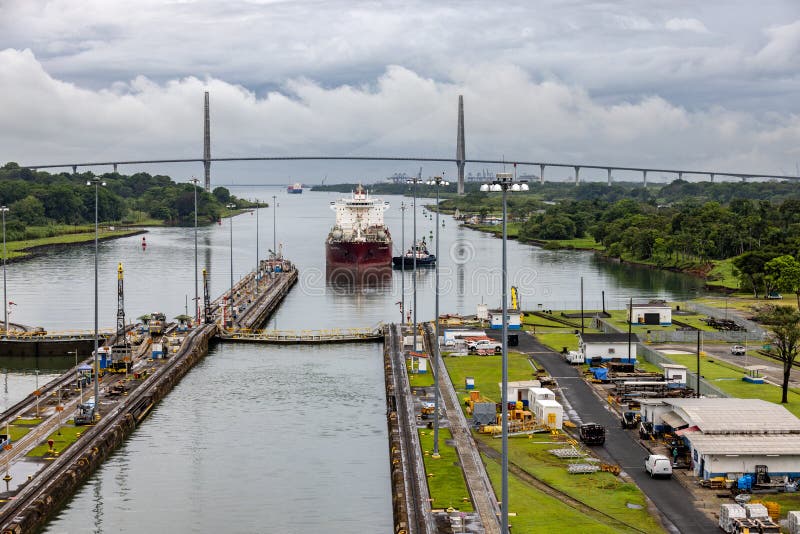 Barco Portador En El Canal De Panama Imagen Editorial Imagen De Nave Envase 252464745