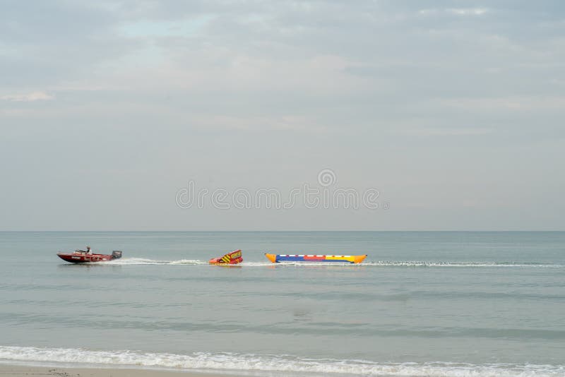 Barco Puxando Balsa Flutuante E Barco De Banana No Mar Imagem de Stock ...