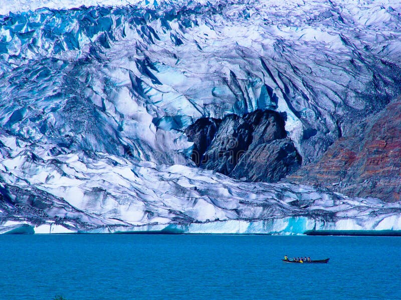 Barco a Remos Na Geleira De Hubbard Imagem de Stock - Imagem de gelo ...