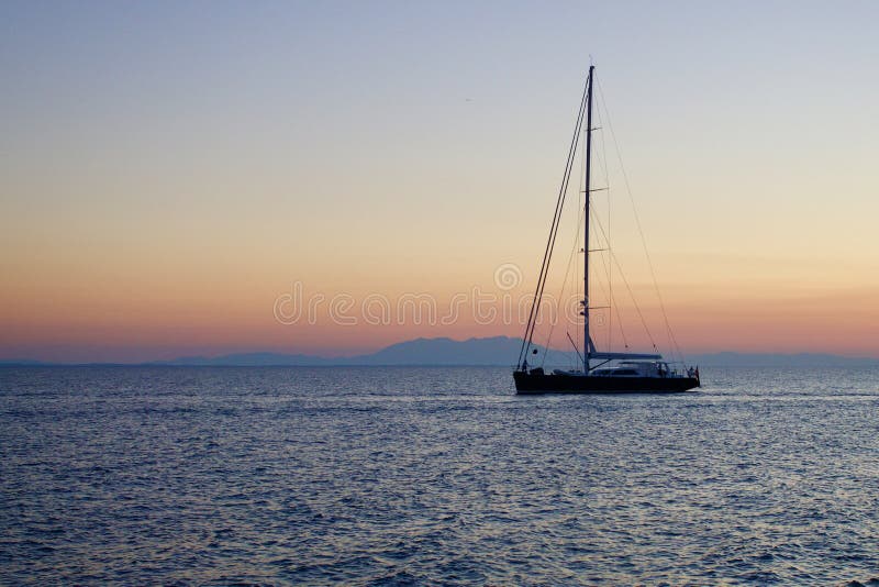 Barco No Mar Calmo Num Dia Ensolarado Foto de Stock - Imagem de ...