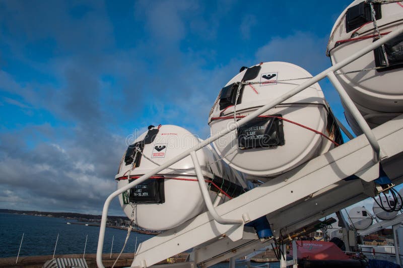 Barco Salva-vidas Em Uma Balsa Imagem de Stock Editorial - Imagem de ...