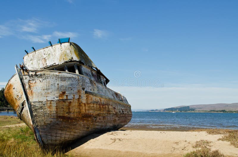 Barco Shipwrecked imagem de stock. Imagem de abandonado - 34075177