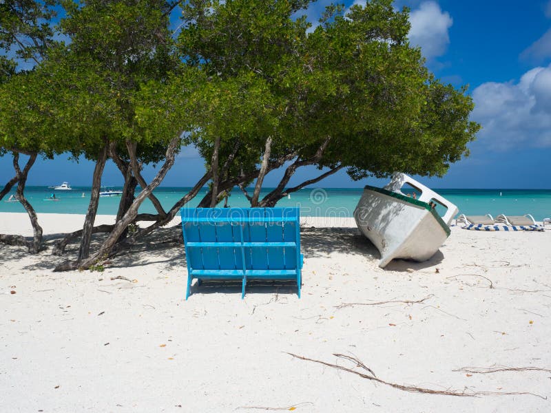 Barco Sob Divi Tree Na Praia Imagem de Stock - Imagem de cadeiras ...