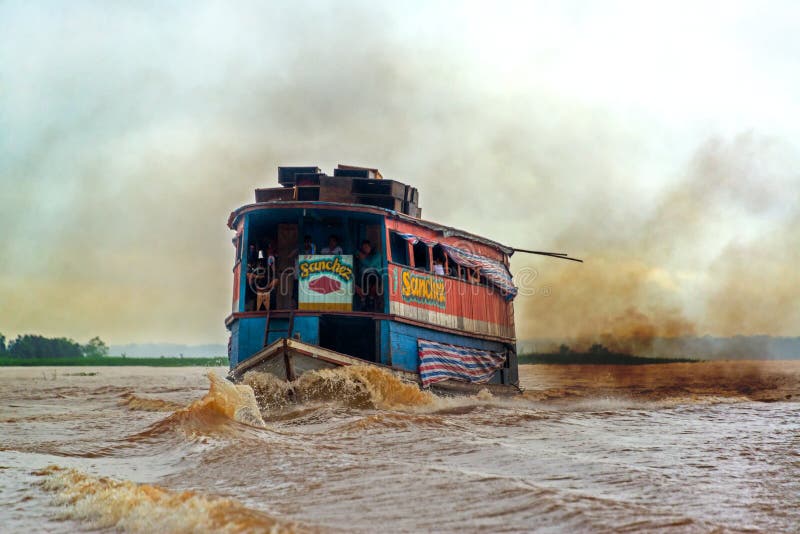 Barco sujo do Rio Amazonas foto de stock editorial. Imagem de selva ...