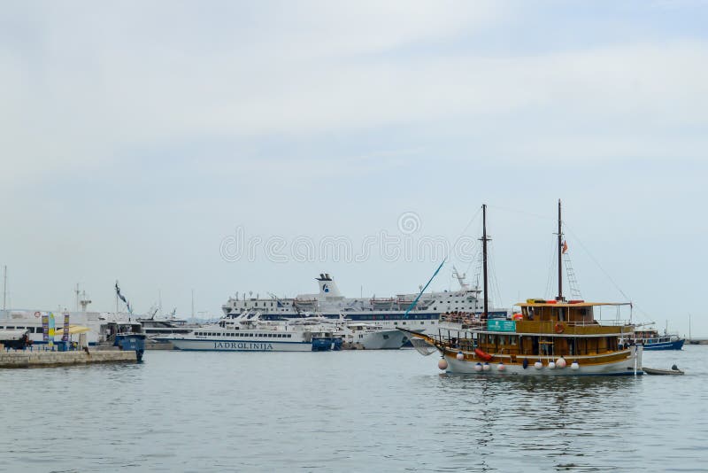 Barco Tradicional De Madera En El Puerto De Split Foto editorial ...