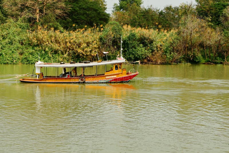 Barco Utilizado Para Remolcar Buques Cisterna Imagen de archivo ...