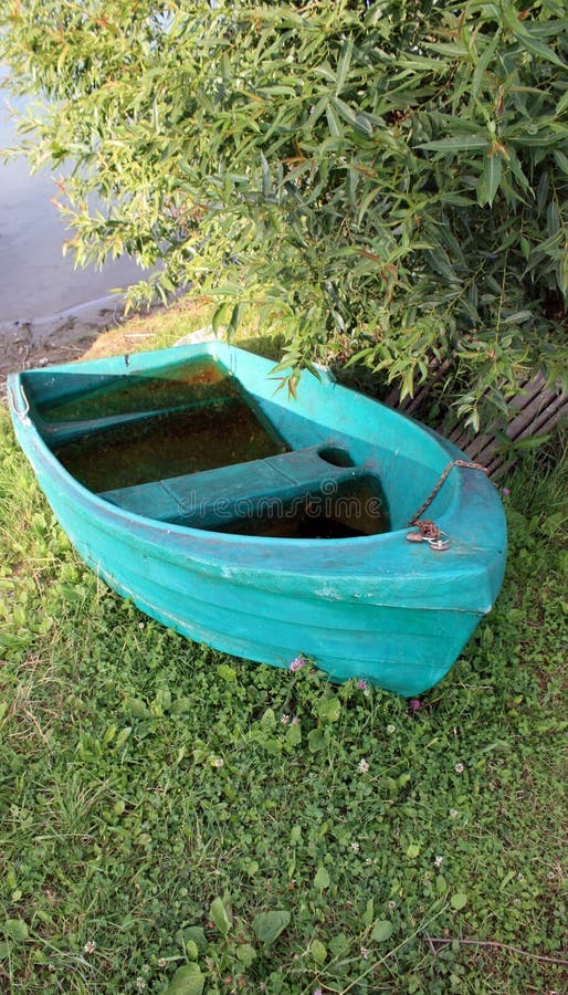Barco verde foto de archivo. Imagen de nave, rojo, rowboat - 14660968