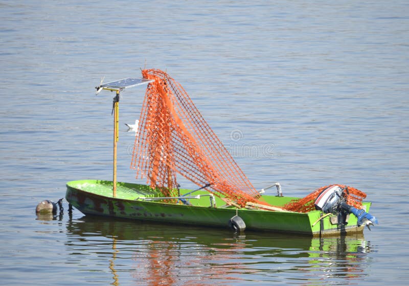 Barco Verde Con Panel Solar En El Río Imagen de archivo - Imagen de ...