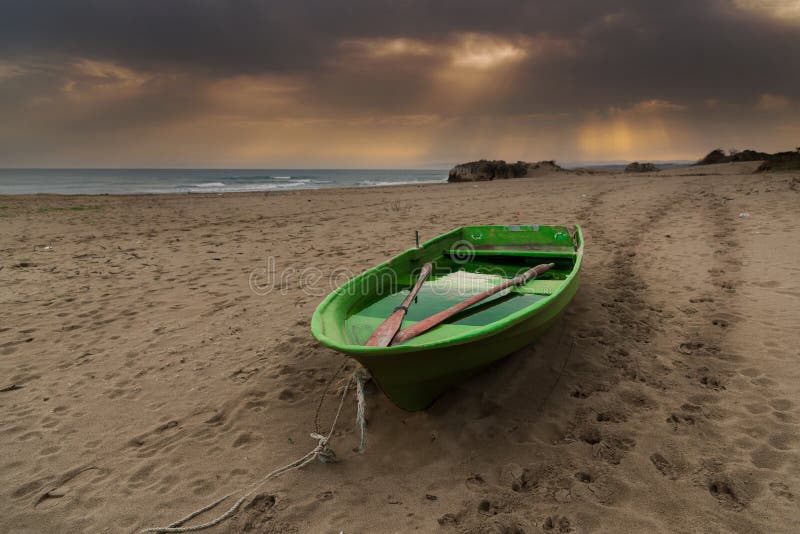 Barco verde na praia foto de stock. Imagem de areia - 105576560