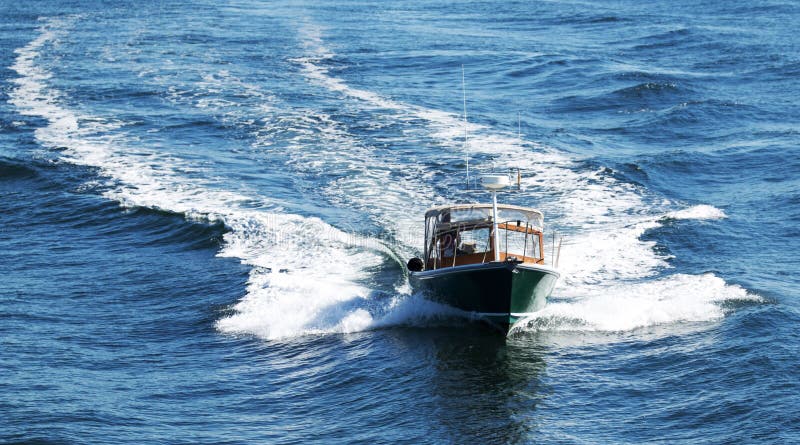 Barco Verde Que Sigue En Un Ferry& X27; Estela De S Imagen de archivo ...