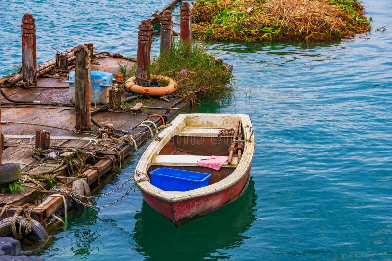 Balsa Y Barcos De Madera En Un Lago Imagen de archivo - Imagen de barco ...