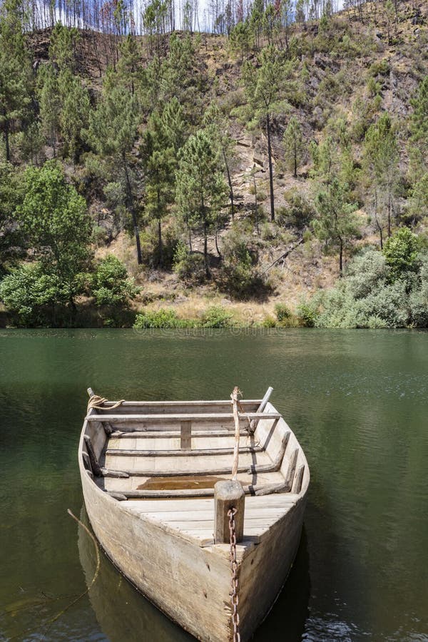 Barcos De Madeira Amarrados Pelo Rio Foto de Stock - Imagem de ambiente ...