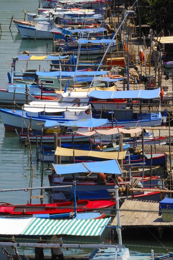 Barcos De Pesca En Un Río Cubano Foto de archivo - Imagen de flotador ...
