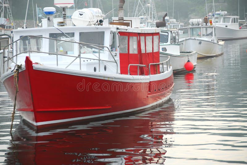 Barcos de pesca en puerto foto de archivo. Imagen de ensenada - 968308