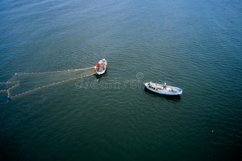 Barcos De Pesca Flotando En El Mar Fotografía editorial - Imagen de ...