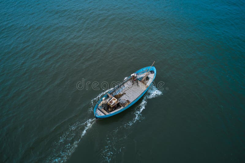 Barcos Que Flotan En Un Mar Tranquilo Imagen editorial - Imagen de ...