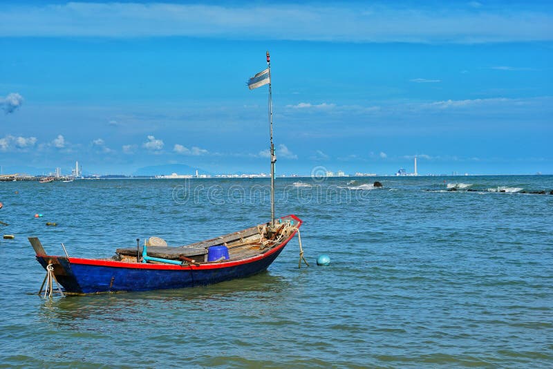 Barcos De Pesca Flotando En El Mar Imagen de archivo - Imagen de sunset ...