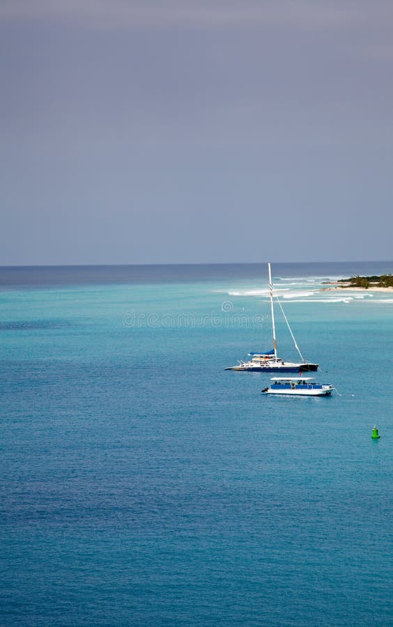 Barcos en el Mar Caribe foto de archivo. Imagen de arena - 13538494