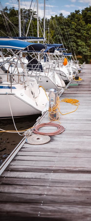 Barcos en el muelle foto de archivo. Imagen de canal - 53832270