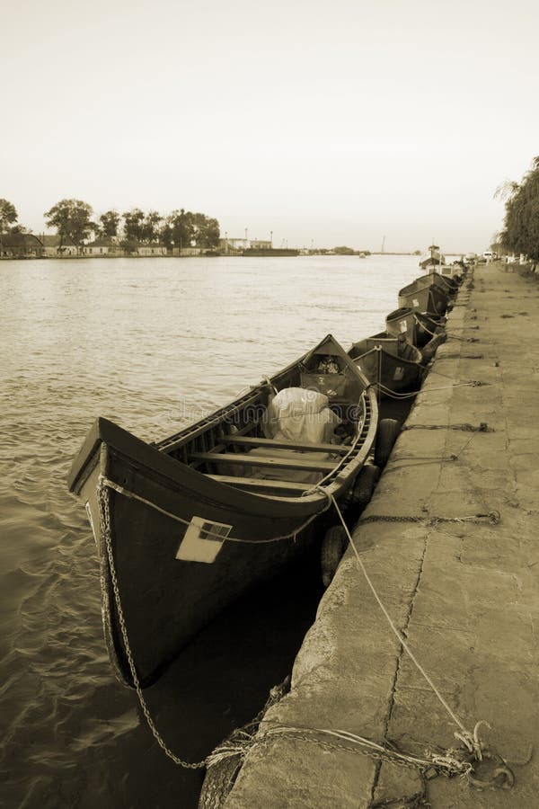 Barcos en la cara del río imagen de archivo. Imagen de rumania - 1084609