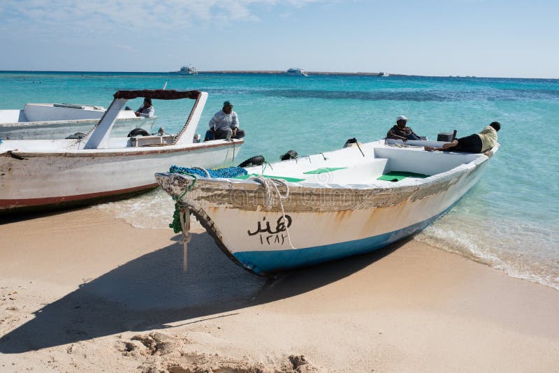 Barcos En La Orilla De La Playa Imagen de archivo editorial - Imagen de ...
