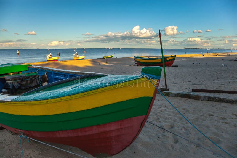 Barcos en la playa imagen de archivo. Imagen de silencioso - 26944015