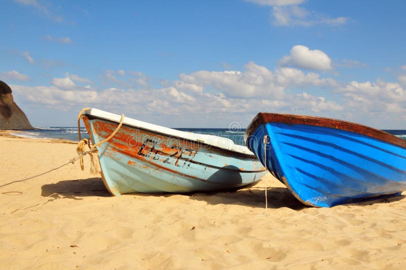 Barcos en la playa imagen de archivo. Imagen de paisaje - 49580793