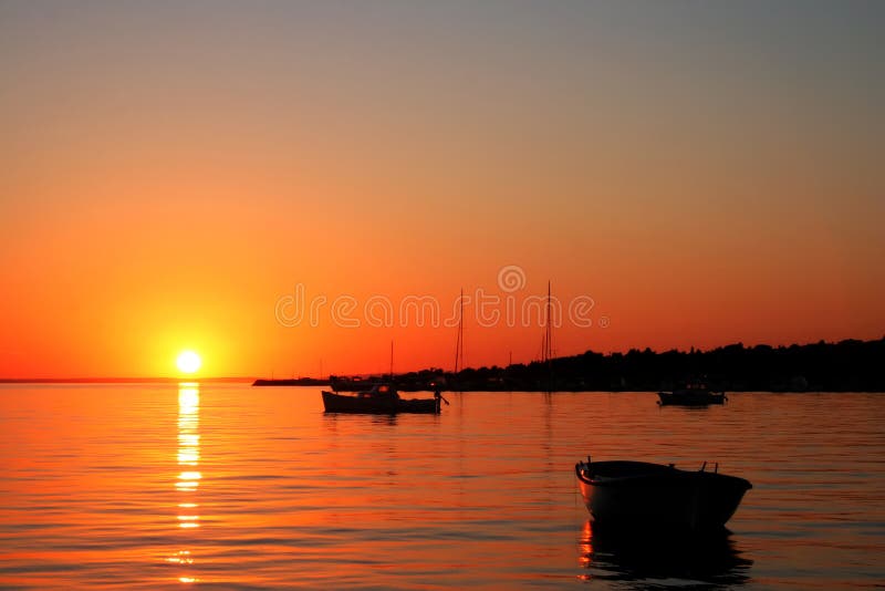 Barcos En La Puesta Del Sol Foto de archivo - Imagen de relajante ...