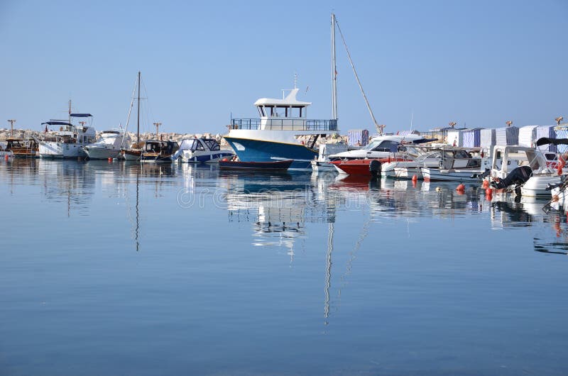 Barcos en rompeolas imagen de archivo. Imagen de objetos - 57001075