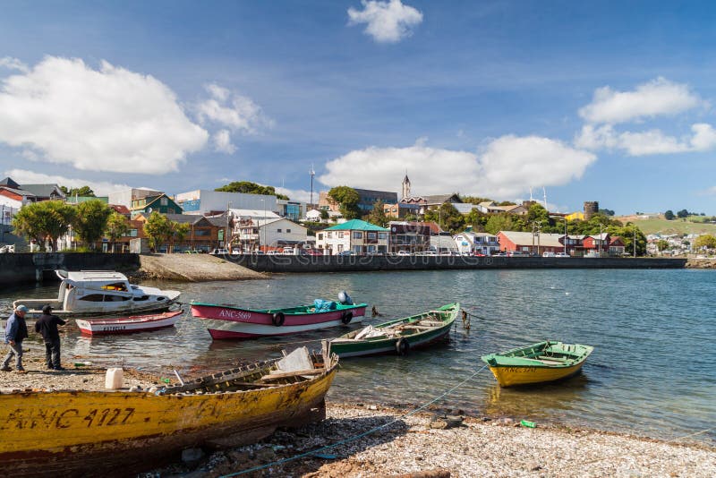Barcos En Un Puerto De Ancud, Chile Foto editorial - Imagen de colorido ...