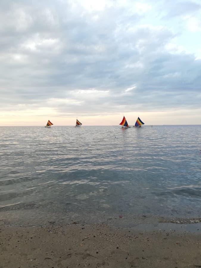 Barcos Playa Arenas Olas Cielo Colorido Azul Mar Foto de archivo ...
