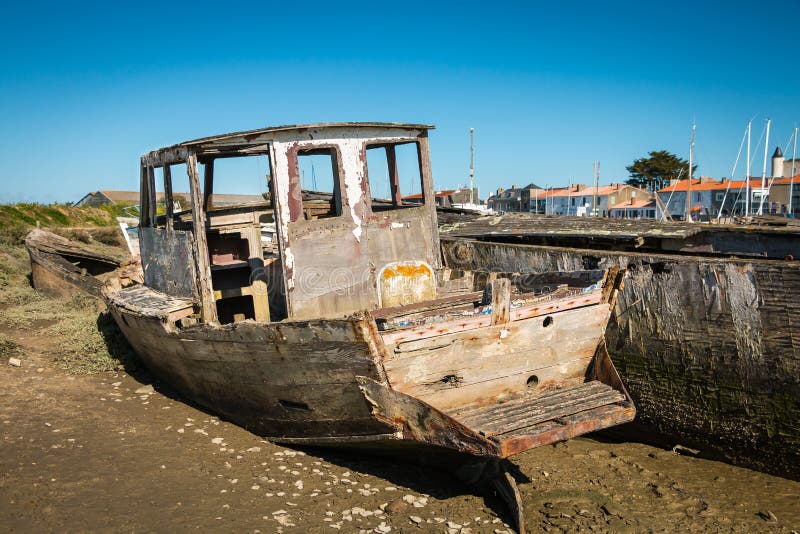 Barcos Rústicos Em Cemitérios De Um Navio Foto de Stock Editorial ...