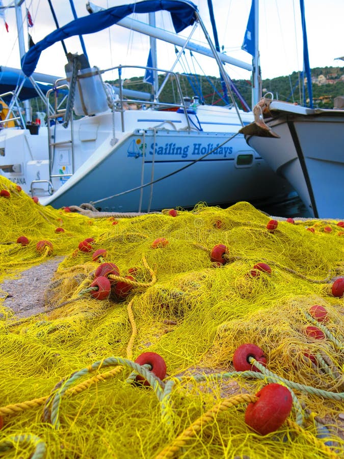 Barcos y redes de pesca foto de archivo. Imagen de canal - 41850336