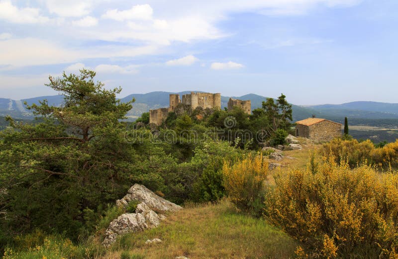 Bargeme Y Su Castillo Con La Escoba Amarilla Foto de archivo - Imagen ...