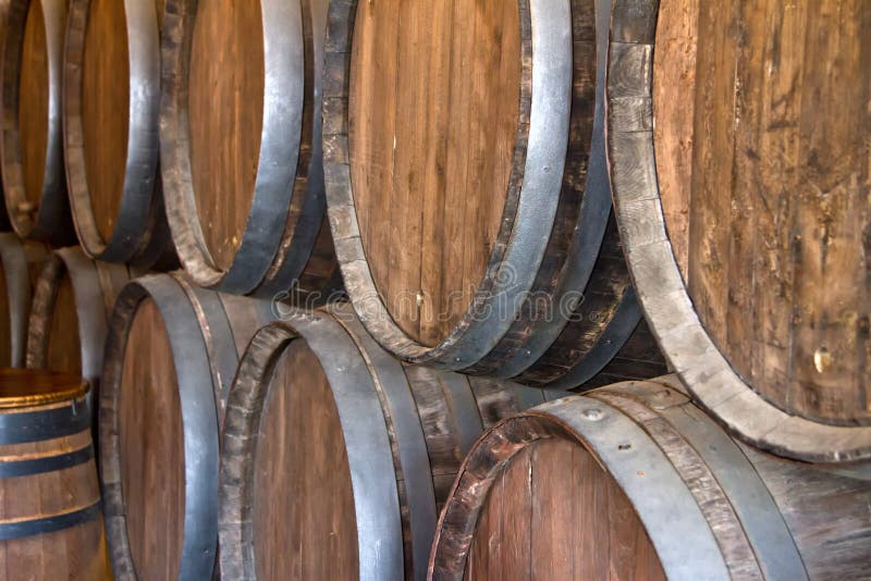 Baril de vin photo stock. Image du baril, cave, vignoble - 20791460