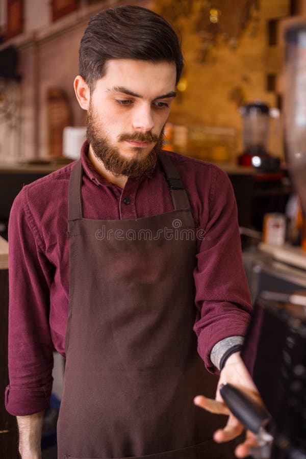 Barista Bereitet Frischen Kaffee Zu Stockfoto - Bild von becher, bilden ...