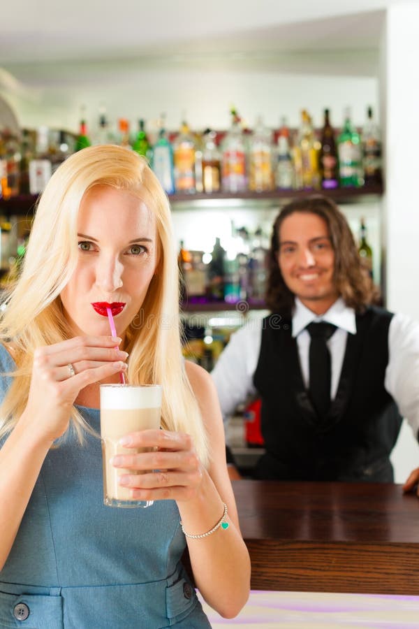 Barista Con El Cliente En Su Café O Coffeeshop Foto de archivo - Imagen ...