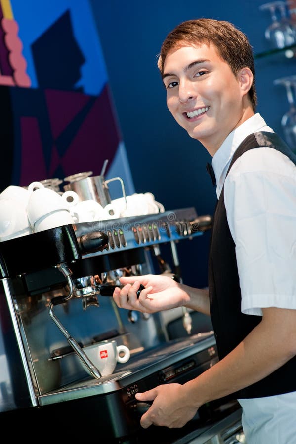 Barista, das Kaffee bildet stockfoto. Bild von jung, gaststätte - 10094960
