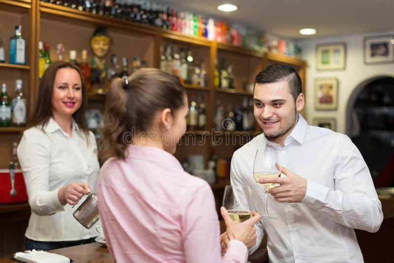 Barista E Dois Clientes No Contador Foto de Stock - Imagem de amantes ...