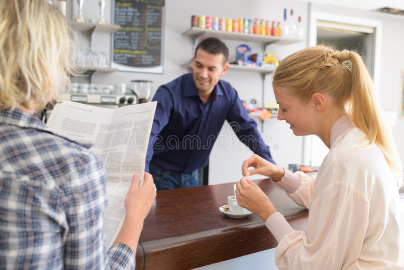 Barista E Due Clienti Al Contatore All'interno Fotografia Stock ...
