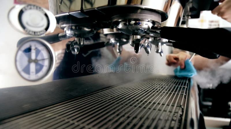 Barista Explodiert Den Dampf Von Der Kaffeemaschine Stock Footage ...