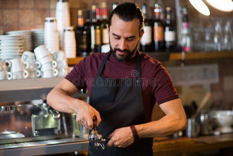 Barista Mit Dem Halter Und Besetzer, Die Am Kaffee Machen Stockfoto ...