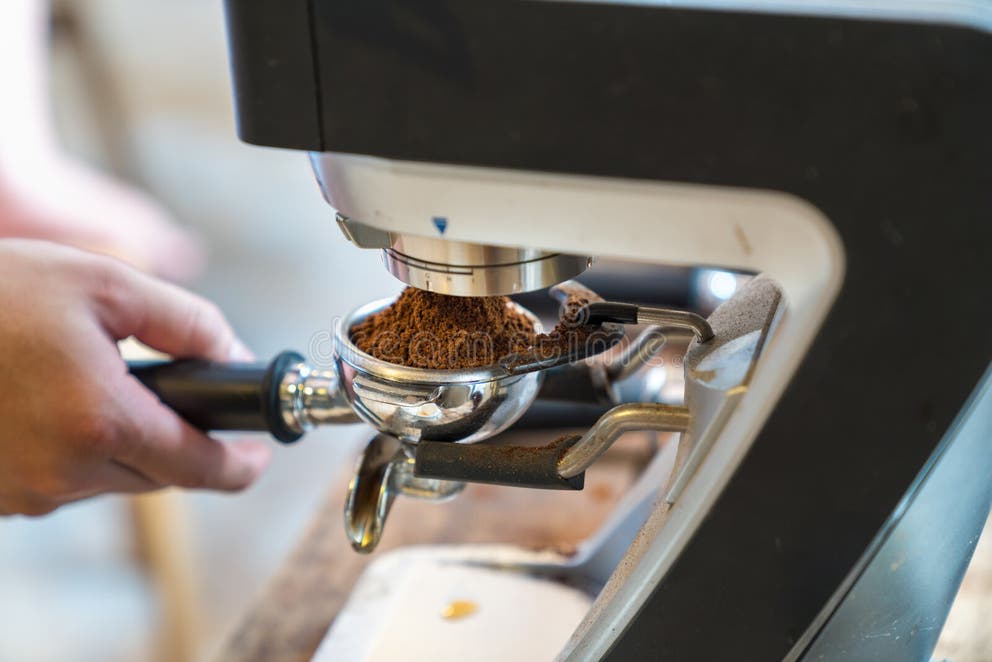 Barista Moler Granos De Café Con Cafetera Foto de archivo - Imagen de tenencia, rutina: 162190274