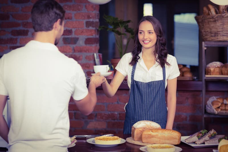 Barista Sonriente Bonito Que Sirve a Un Cliente Imagen de archivo ...