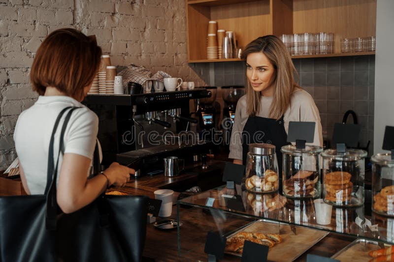Barista Sorridente Servindo Cliente Na Cafeteria Foto de Stock - Imagem ...