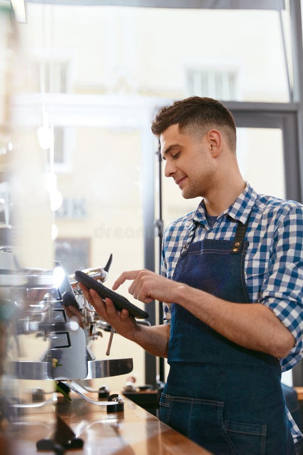 Barista Funktion in Einem Coffee-Shop Barista Auslaufenden Milch Zu ...