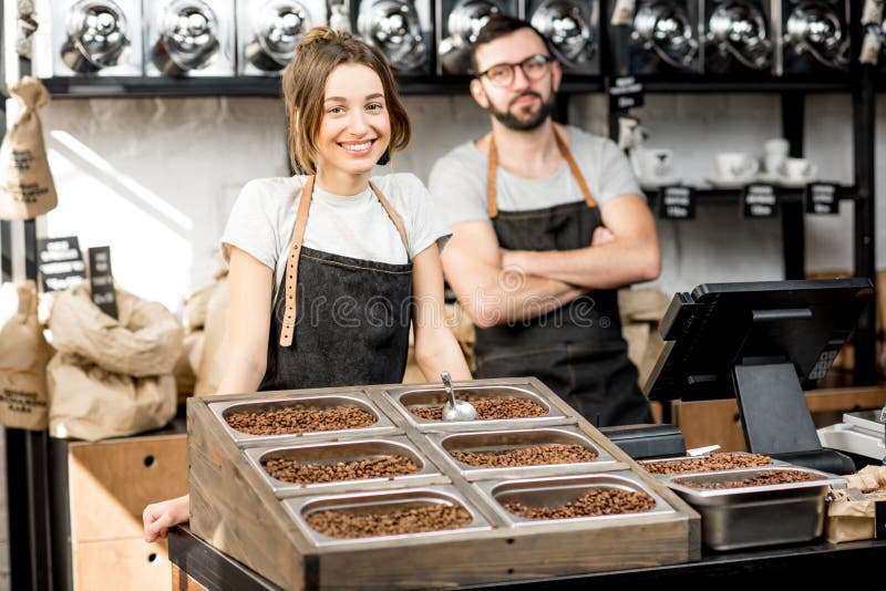 Baristas im Kaffee sstore stockbild. Bild von geschäft - 113365823
