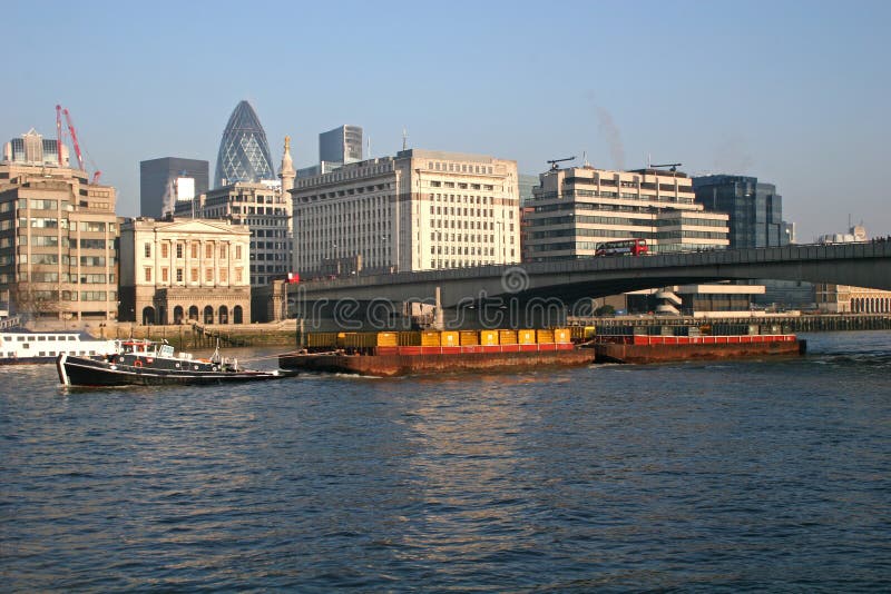 Rzeka Tamiza barki zdjęcie stock. Obraz złożonej z infrastruktura - 1394104